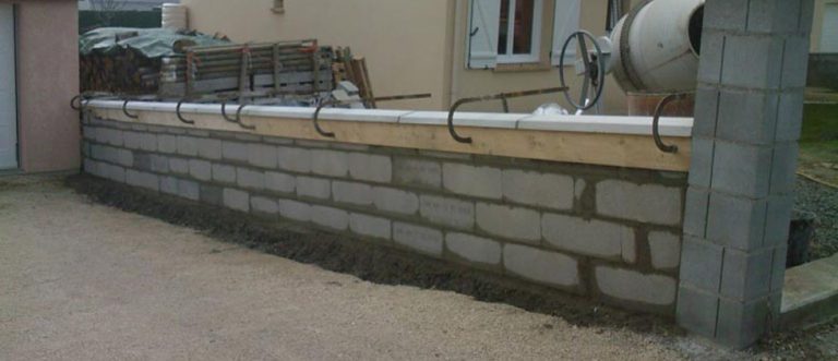 Comment faire la fondation d’un mur de clôture? - Beton Expert